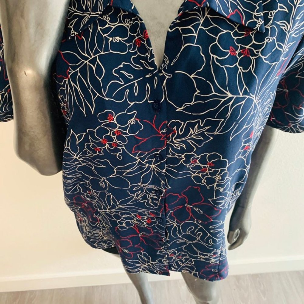 Jaclyn Smith Floral Vacation Style Button Up Top Gem